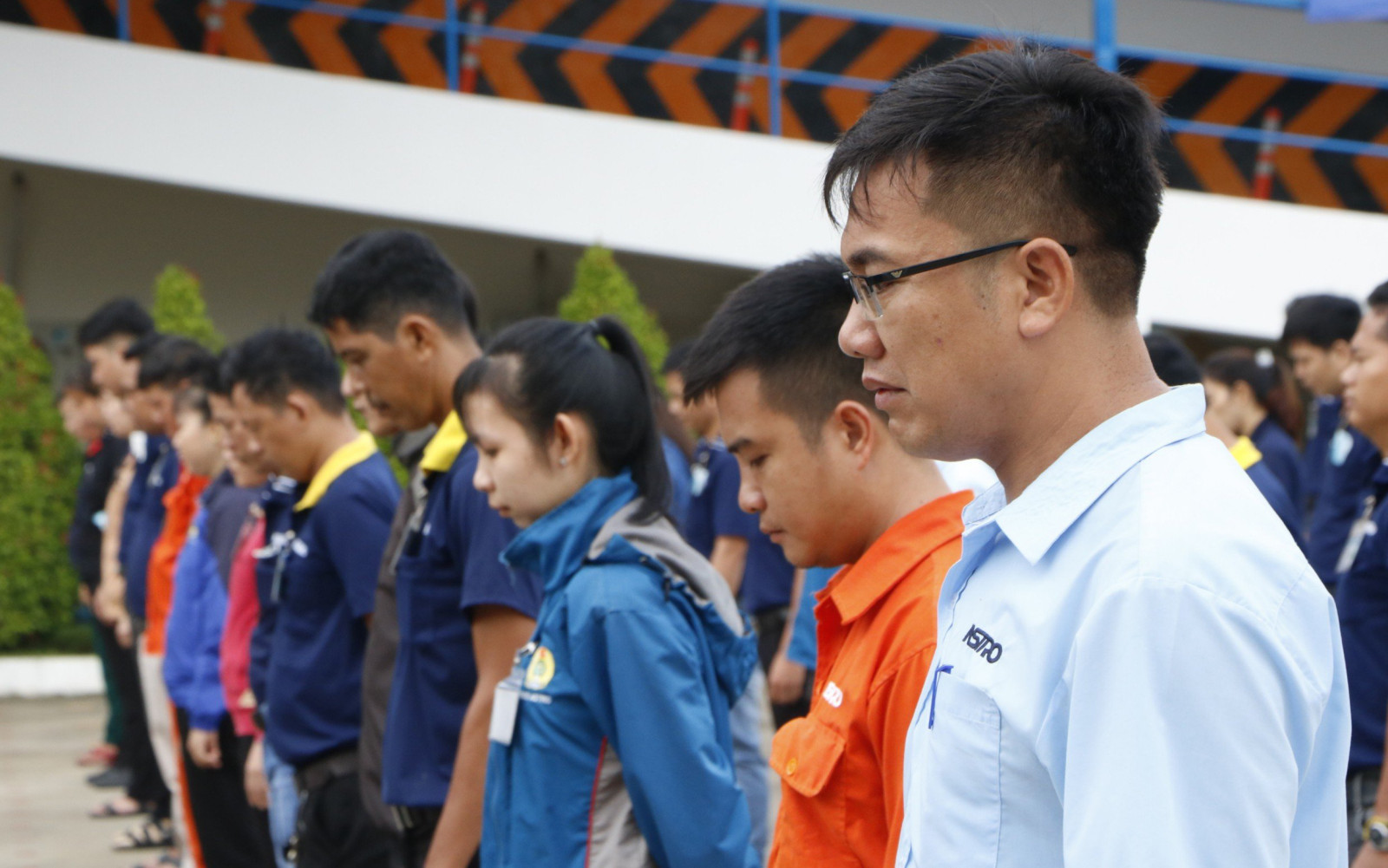 Hơn 600 công nhân Công ty TNHH Astro Engineering Việt Nam mặc niệm, tưởng nhớ Tổng Bí thư Nguyễn ...